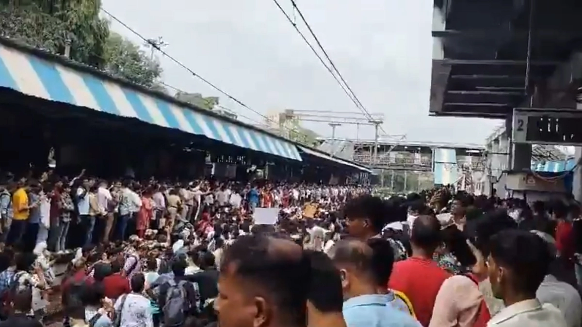 Badlapur Case: ২ স্কুল পড়ুয়াকে যৌন নিগ্রহের ঘটনায় বাদলাপুরে ...