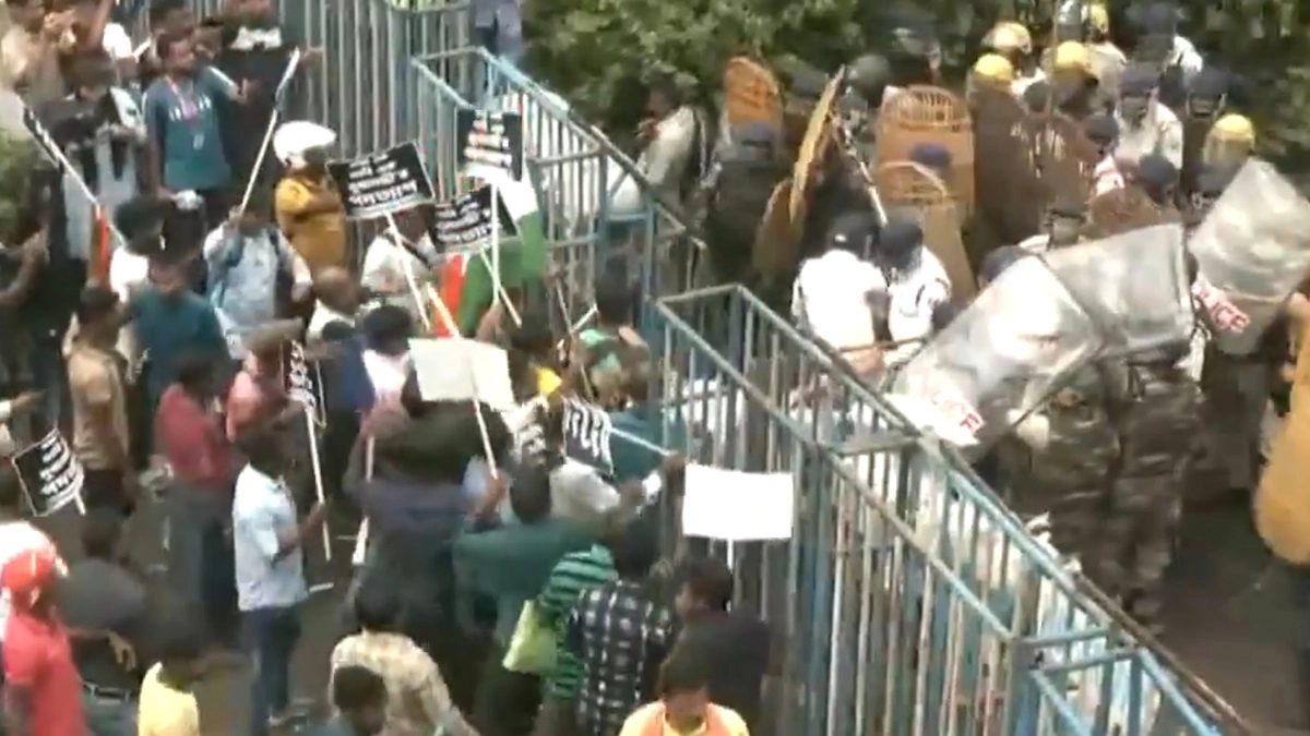 Nabanna Abhijan: নবান্ন অভিযানকে কেন্দ্র করে তুমুল উত্তেজনা, ব্যারিকেড ...