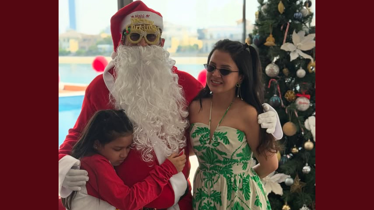 MS Dhoni as Santa: দেখুন, স্যান্টা সেজে পরিবারের সাথে ক্রিসমাস উদযাপন ...
