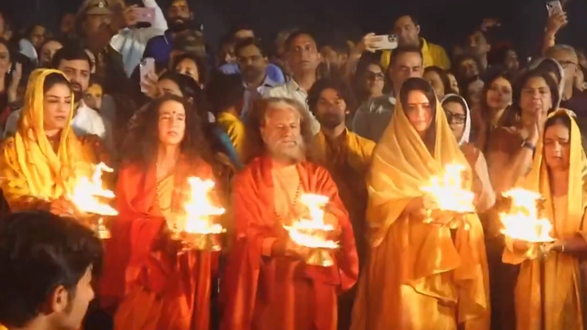 Katrina Kaif, Raveena Tandon Perform Ganga Aarti: ত্রিবেণী সঙ্গমে ...