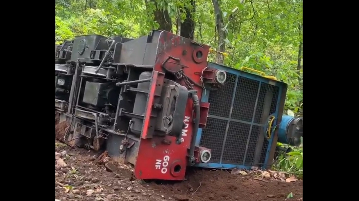 Toy Train Engine Derail: সুকনার কাছে উলটে গেল টয়ট্রেনের ইঞ্জিন ...