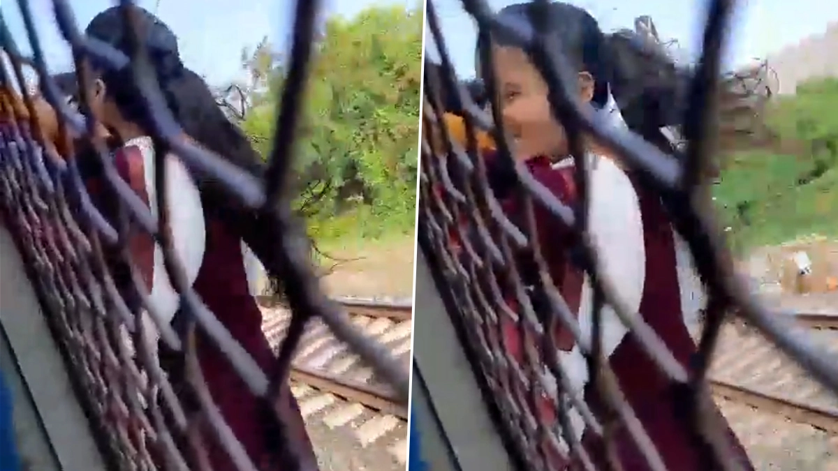 Train Viral Video: দরজার বাইরে ঝুলছে শরীর, প্রাণ হাতে নিয়ে সফর তরুণীর, দেখুন ভাইরাল ভিডিয়ো | 👍 ...