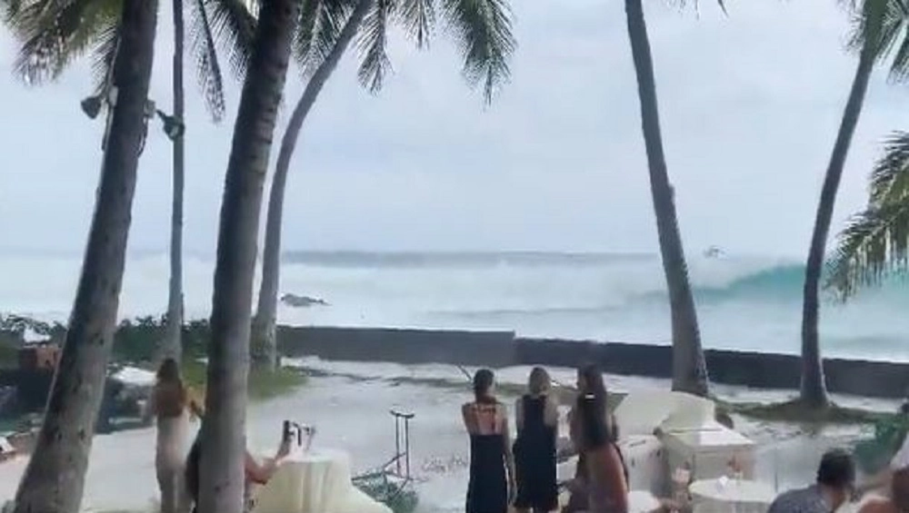 Viral Video: হাওয়াইয়ে দানবীয় ঢেউ চুরমার করে দিল বিয়ের অনুষ্ঠান ...