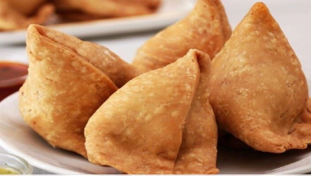 Madhya Pradesh: সিঙ্গাড়ার সঙ্গে চামচ, বাটি কোথায়? দোকানের বিরুদ্ধে ...