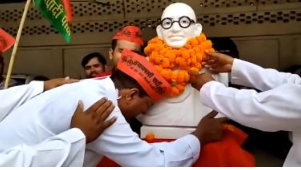 Gandhi Jayanti 2022: গান্ধীমূর্তিকে জড়িয়ে কাঁদছেন সমাজবাদী পার্টির ...