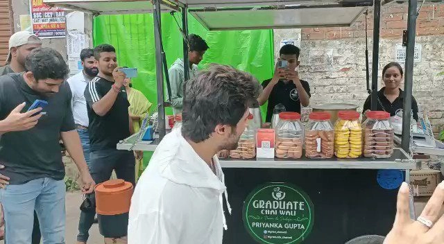 Graduate chaiwali:স্নাতক চায়ওয়ালি প্রিয়াঙ্কা গুপ্তা নিজের দোকান বন্ধ ...