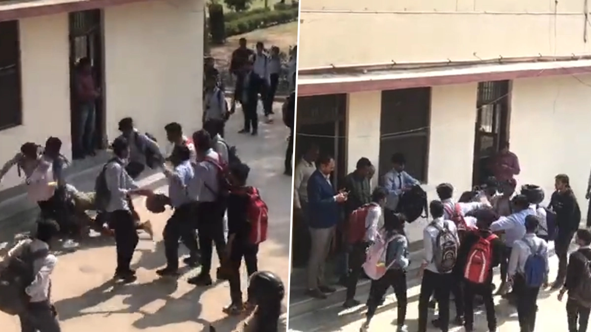 Students Clash In Agra: কলেজের মধ্যে পড়ুয়াদের মারামারি চুপচাপ দেখছেন ...