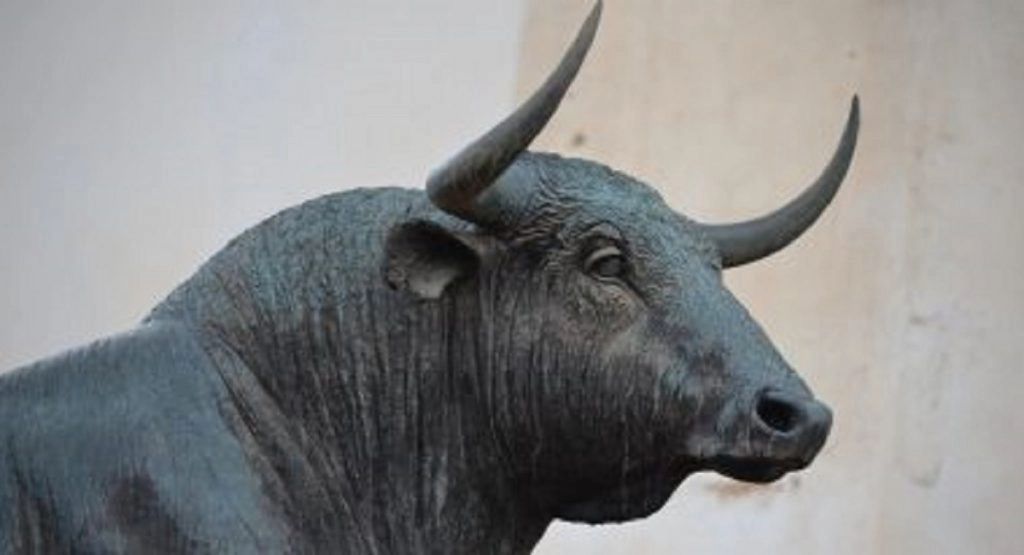 Bull Attack on Street Video: বেঙ্গালুরুর রাস্তায় ষাঁড়ের গুঁতোয় ছিটকে ...