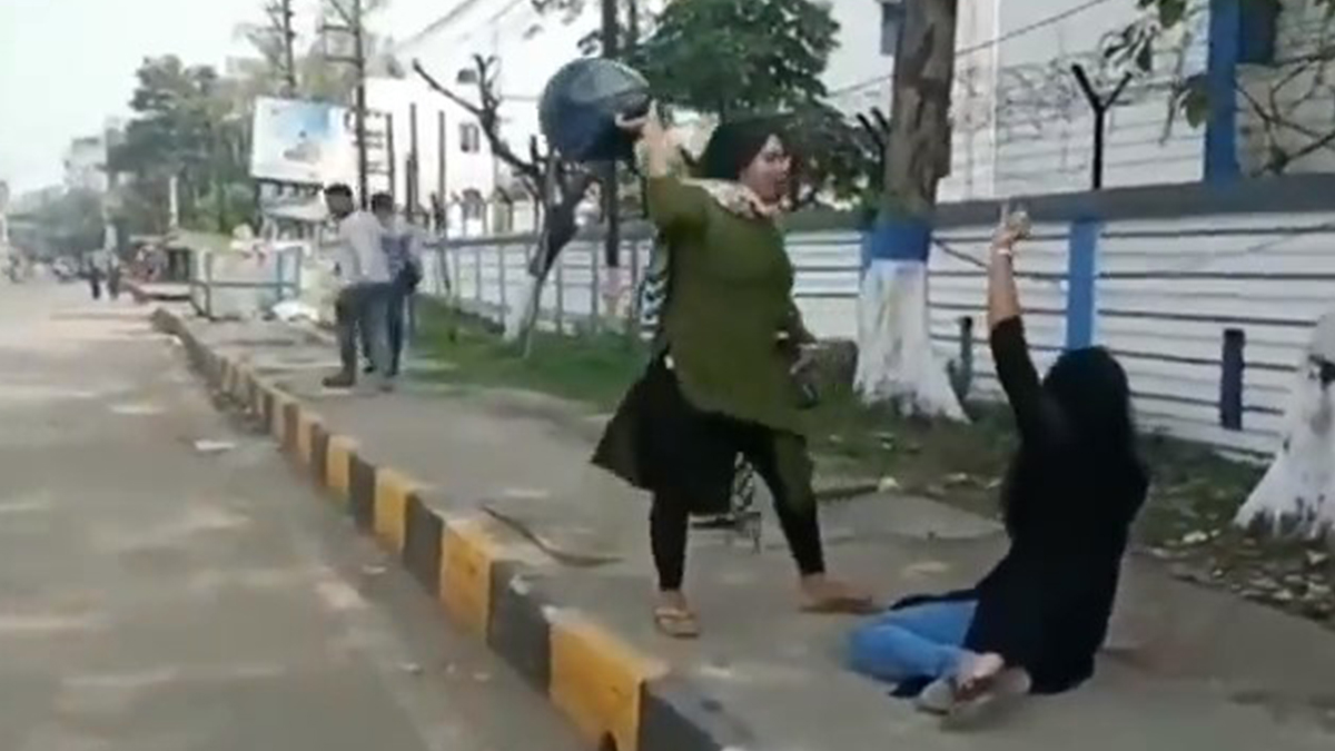 Husband Cheats Wife বিবাহ বর্হিভূত সম্পর্ক হাতে নাতে পাকড়াও স্ত্রীর