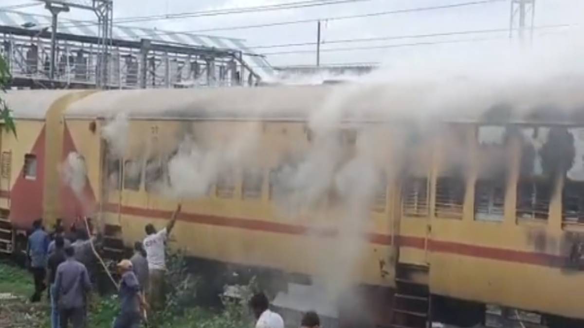 Pune Train Fire: বন্দে ভারতের পর এবার পুণেতে ট্রেনে আগুন, দেখুন ভিডিয়ো ...