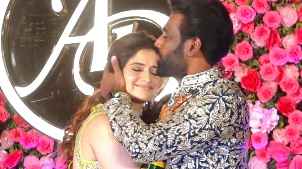 Aarti Singh Wedding: প্রাক-বিবাহ অনুষ্ঠানে দীপককে চুম্বন, জমে উঠল ...